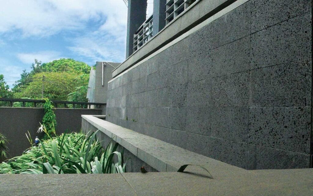 9 Jenis Dinding Batu Alam Yang Cocok Untuk Taman